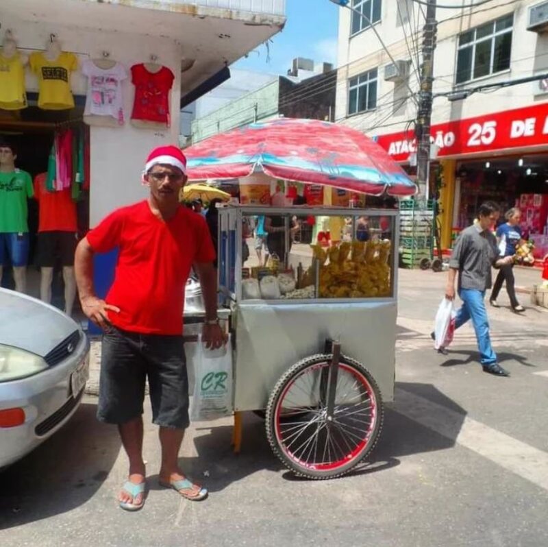 Vendedor ambulante realiza sonho de se formar na faculdade aos 52 anos